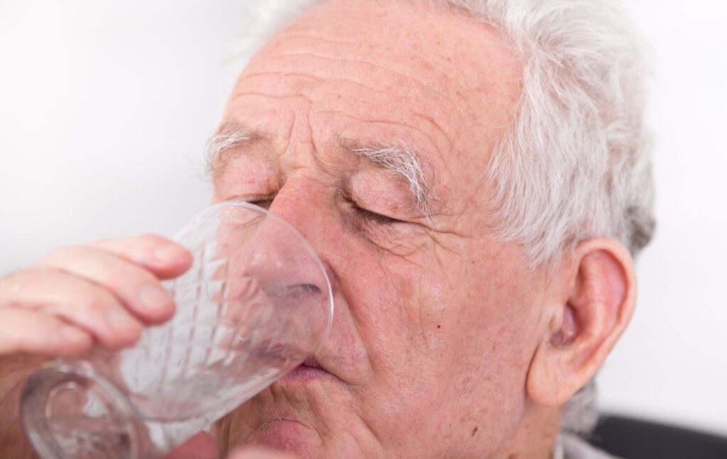 Ces 7 signes alarmants de déshydratation chez les seniors à ne surtout ...