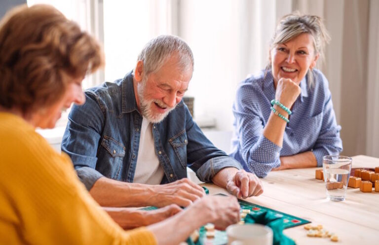 Animation pour seniors à domicile : prix, atouts, démarches